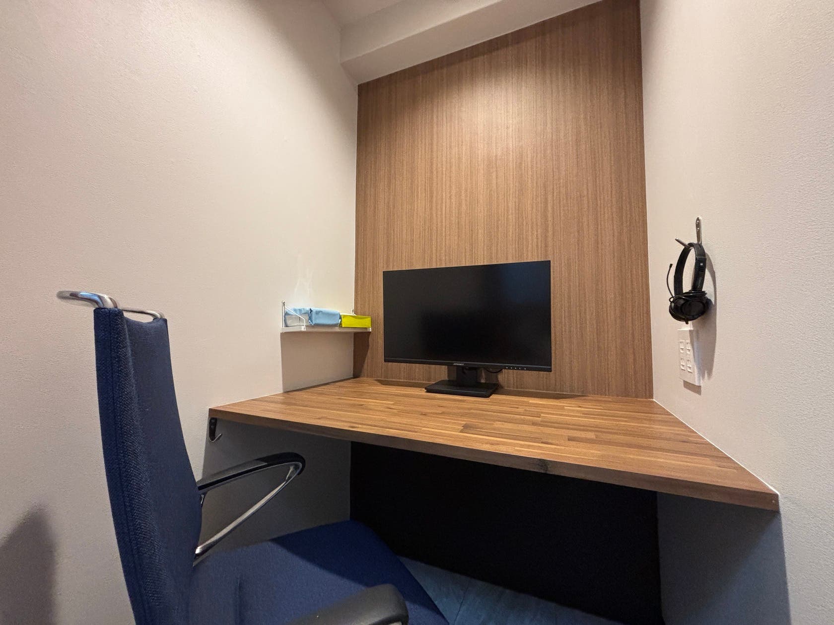 【新橋駅から徒歩1分】モニター・フリードリンク付き1名完全個室（ブース4）※予約時間前は入室不可の写真2