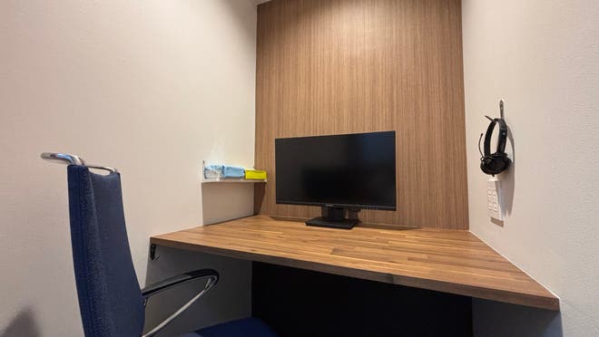 【新橋駅から徒歩1分】モニター・フリードリンク付き1名完全個室(ブース5)※予約時間前は入室不可の写真2