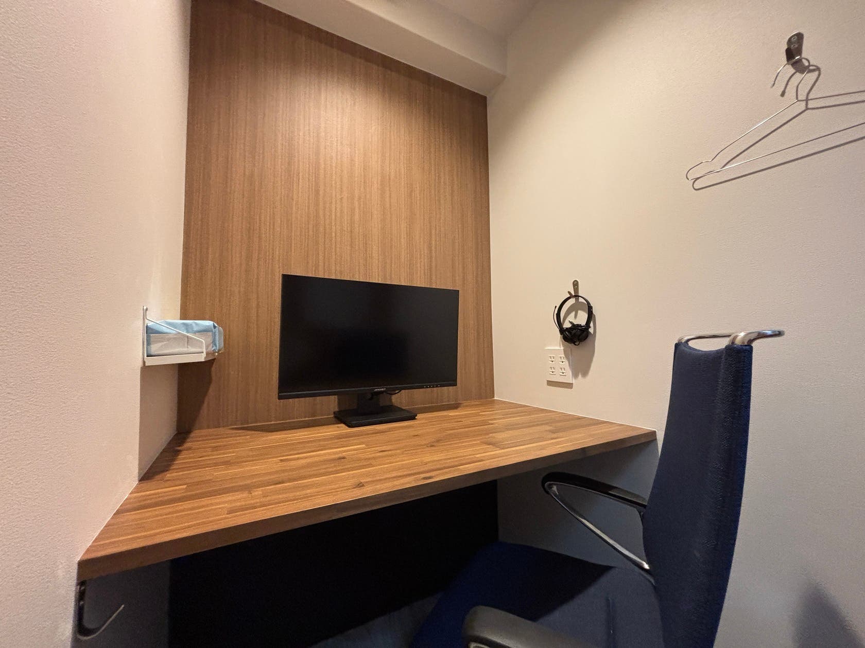 【新橋駅から徒歩1分】モニター・フリードリンク付き1名完全個室（ブース8）※予約時間前は入室不可の写真1