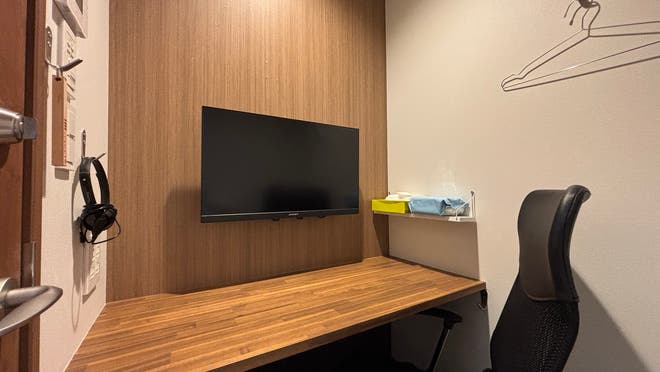 【新橋駅から徒歩1分】モニター・フリードリンク付き1名完全個室(ブース10)※予約時間前は入室不可の写真2