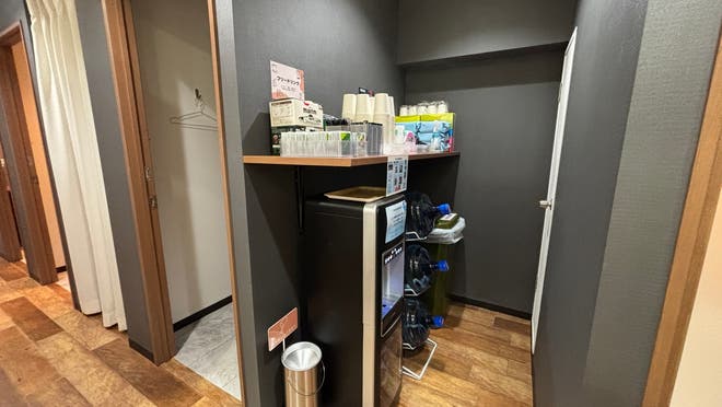 【新橋駅から徒歩1分】モニター・フリードリンク付き1名完全個室(ブース10)※予約時間前は入室不可の写真6