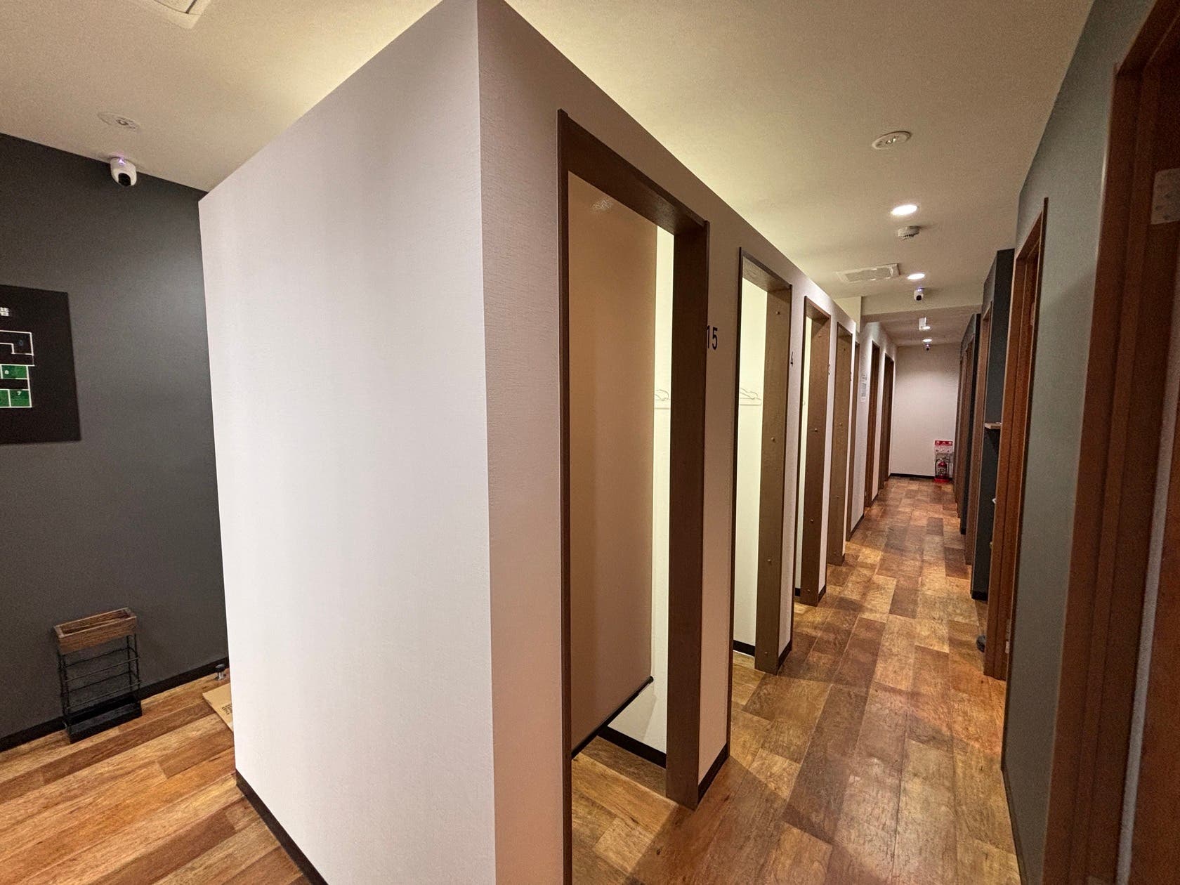 【新橋駅から徒歩1分】モニター・フリードリンク付き1名半個室（ブース15）※予約時間前は入室不可の写真4