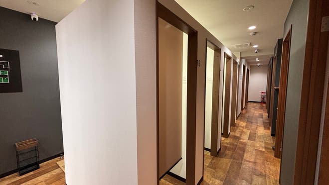 【新橋駅から徒歩1分】モニター・フリードリンク付き1名半個室(ブース15)※予約時間前は入室不可の写真4