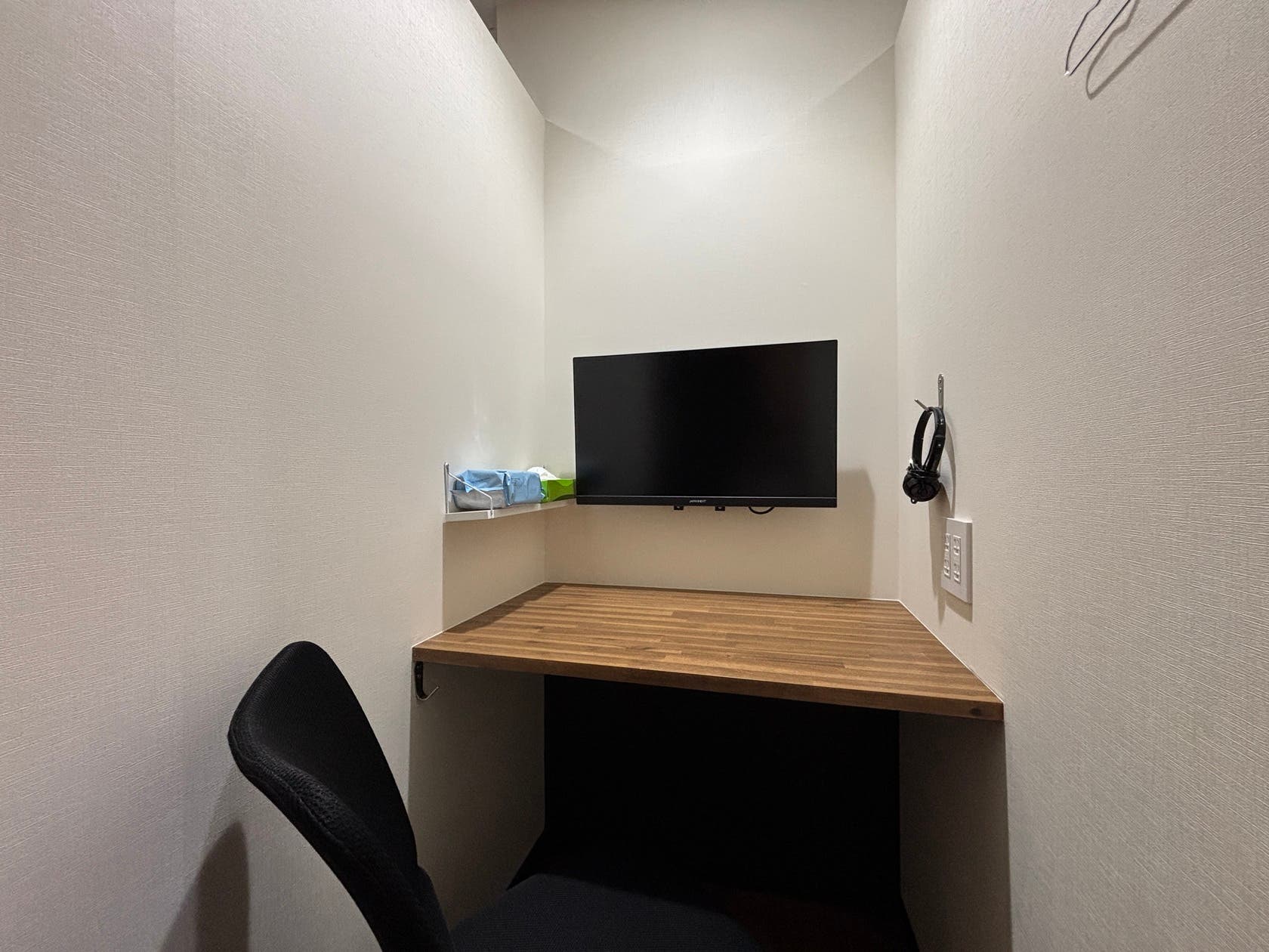 【新橋駅から徒歩1分】モニター・フリードリンク付き1名半個室（ブース14）※予約時間前は入室不可の写真2