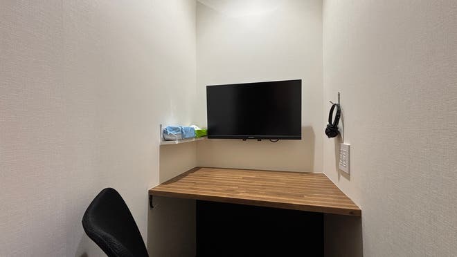 【新橋駅から徒歩1分】モニター・フリードリンク付き1名半個室(ブース14)※予約時間前は入室不可の写真2