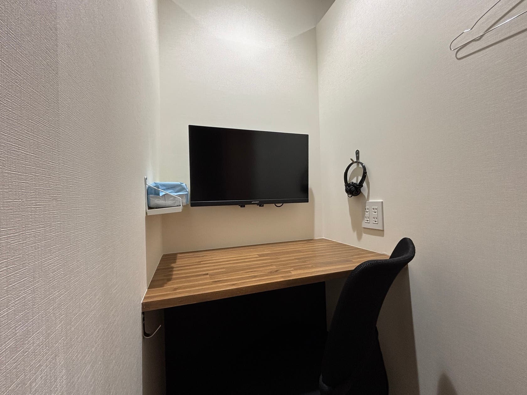 【新橋駅から徒歩1分】モニター・フリードリンク付き1名半個室（ブース14）※予約時間前は入室不可の写真3