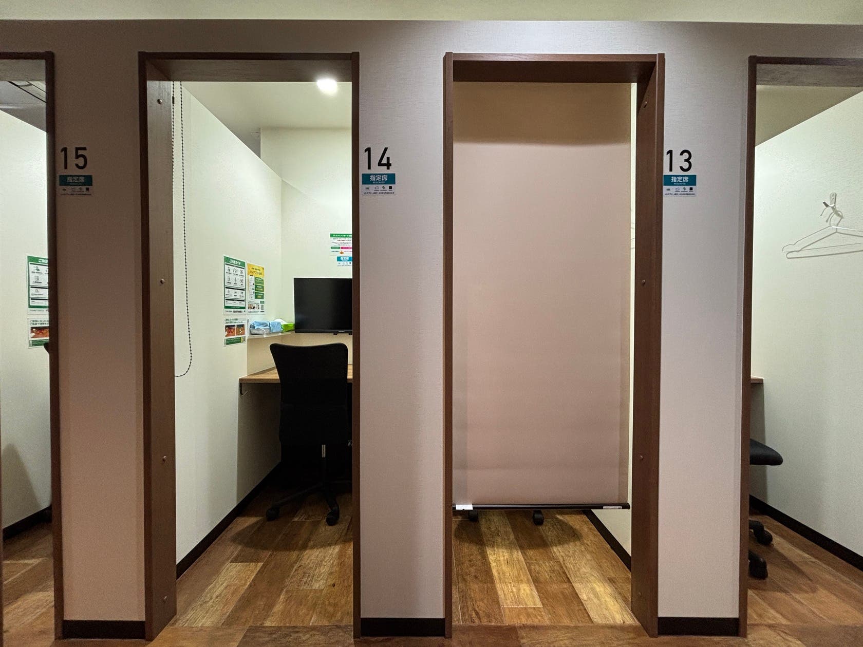 【新橋駅から徒歩1分】モニター・フリードリンク付き1名半個室（ブース14）※予約時間前は入室不可の写真6
