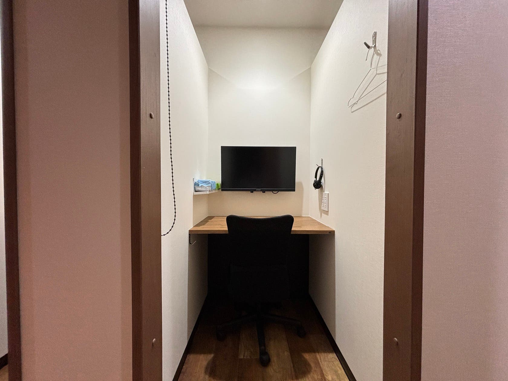 【新橋駅から徒歩1分】モニター・フリードリンク付き1名半個室（ブース12）※予約時間前は入室不可の写真1