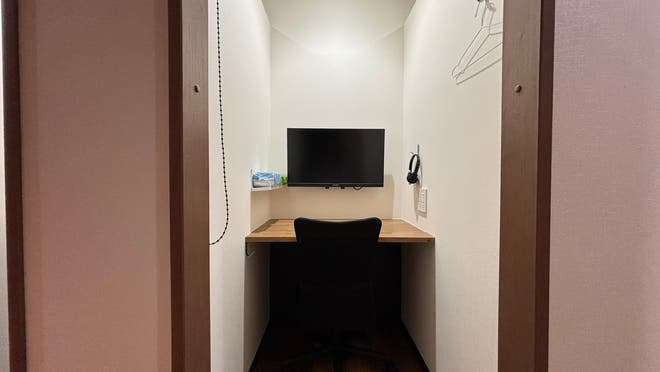 【新橋駅から徒歩1分】モニター・フリードリンク付き1名半個室(ブース12)※予約時間前は入室不可の写真1