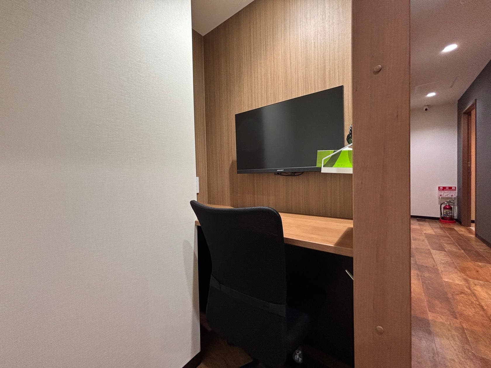 【新橋駅から徒歩1分】モニター・フリードリンク付き1名半個室（ブース11）※予約時間前は入室不可の写真1