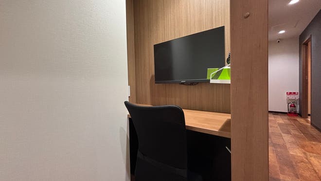 【新橋駅から徒歩1分】モニター・フリードリンク付き1名半個室(ブース11)※予約時間前は入室不可の写真1