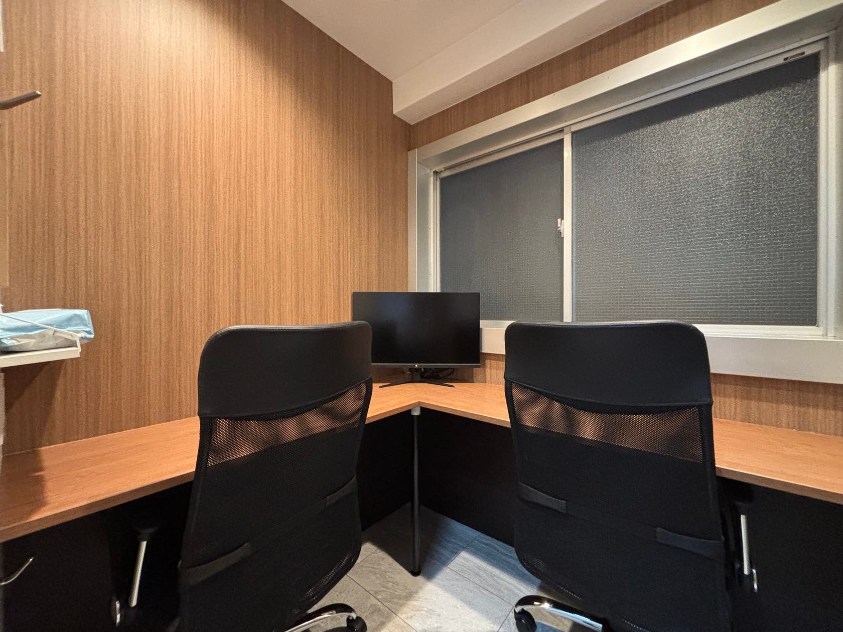 【新橋駅から徒歩1分】モニター・フリードリンク付き2名完全個室（ブース6）※予約時間前は入室不可の写真1