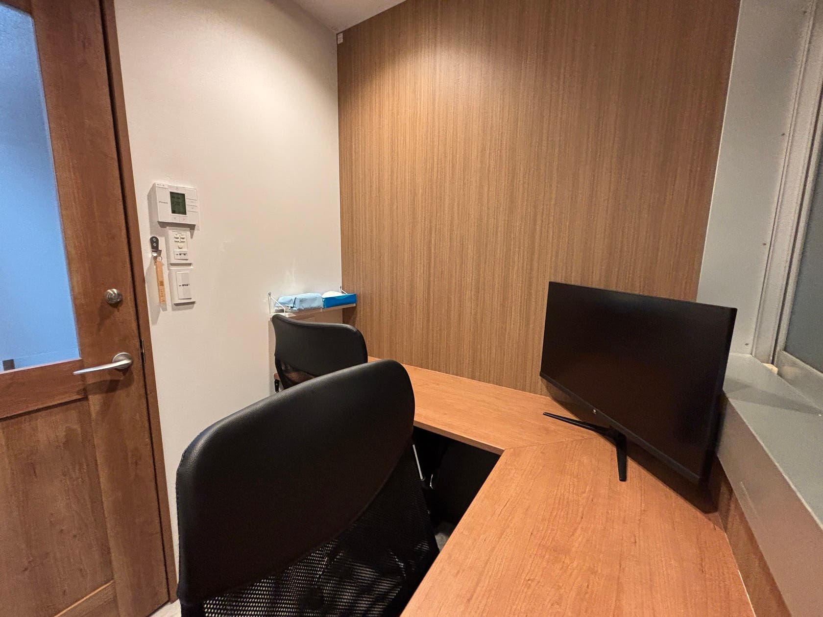 【新橋駅から徒歩1分】モニター・フリードリンク付き2名完全個室（ブース6）※予約時間前は入室不可の写真2