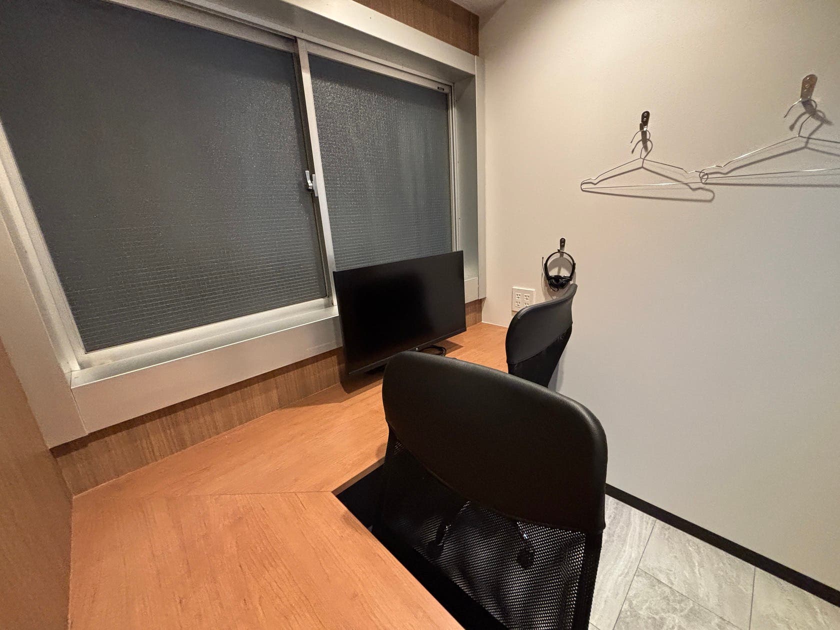 【新橋駅から徒歩1分】モニター・フリードリンク付き2名完全個室（ブース6）※予約時間前は入室不可の写真3