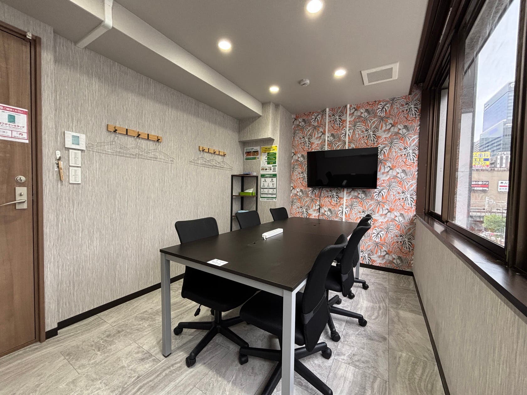 【新橋駅徒歩1分】モニター・フリードリンク付き6名会議室（Room A）※予約時間前は入室不可の写真1