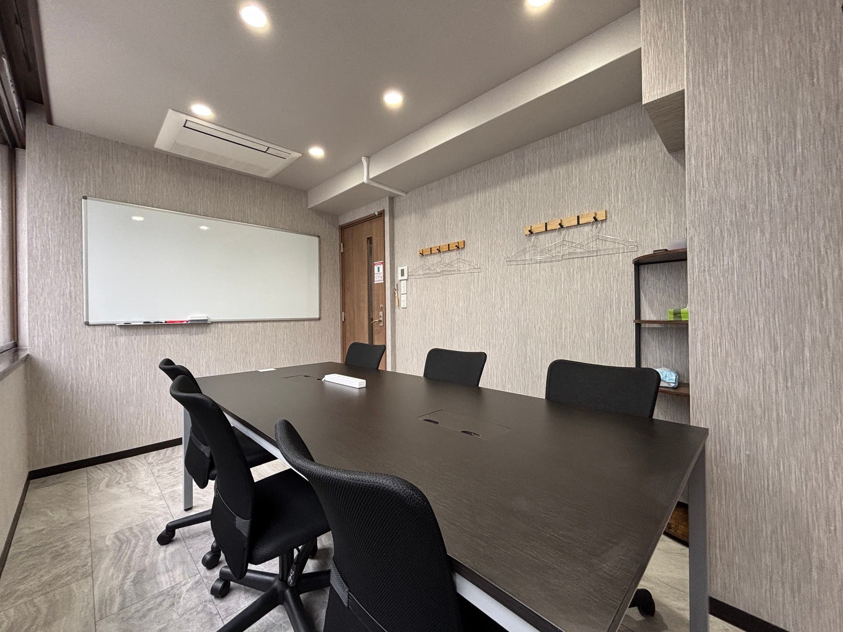 【新橋駅徒歩1分】モニター・フリードリンク付き6名会議室（Room A）※予約時間前は入室不可の写真2