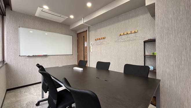 【新橋駅徒歩1分】モニター・フリードリンク付き6名会議室(Room A)※予約時間前は入室不可の写真2