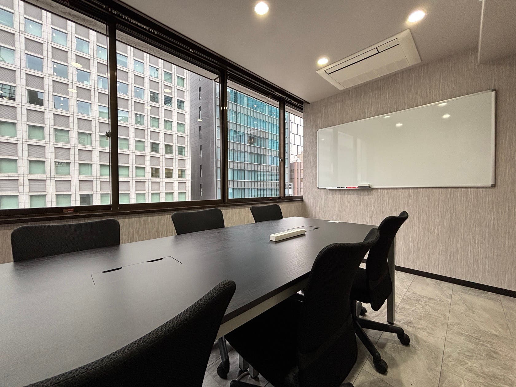 【新橋駅徒歩1分】モニター・フリードリンク付き6名会議室（Room A）※予約時間前は入室不可の写真6