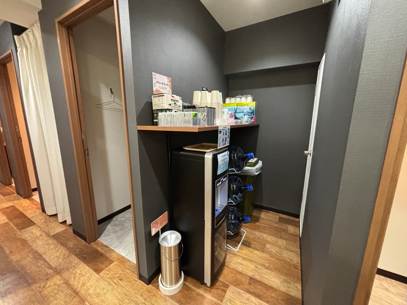 【新橋駅徒歩1分】モニター・フリードリンク付き6名会議室（Room B）※予約時間前は入室不可の写真6