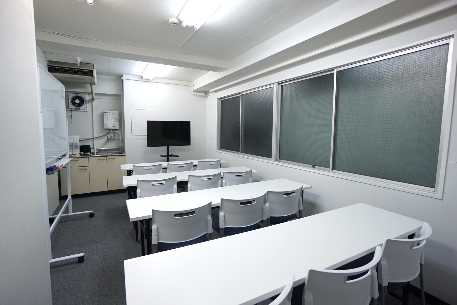 ＜ビズボ会議室大手町駅前＞大手町駅徒歩4分🚃光回線Wi-Fi📶モニター🖥️会議/商談/ワークショップ/撮影の写真1