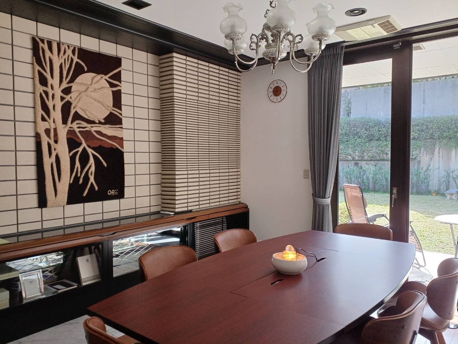 光と緑に包まれる優雅なプライベート空間・庭園を望むラグジュアリー応接室の写真1