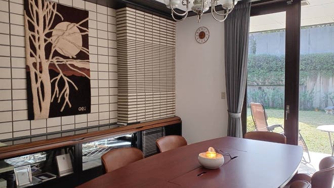 光と緑に包まれる優雅なプライベート空間・庭園を望むラグジュアリー応接室の写真1