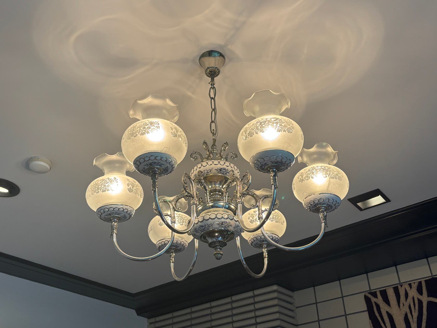 光と緑に包まれる優雅なプライベート空間・庭園を望むラグジュアリー応接室の写真2