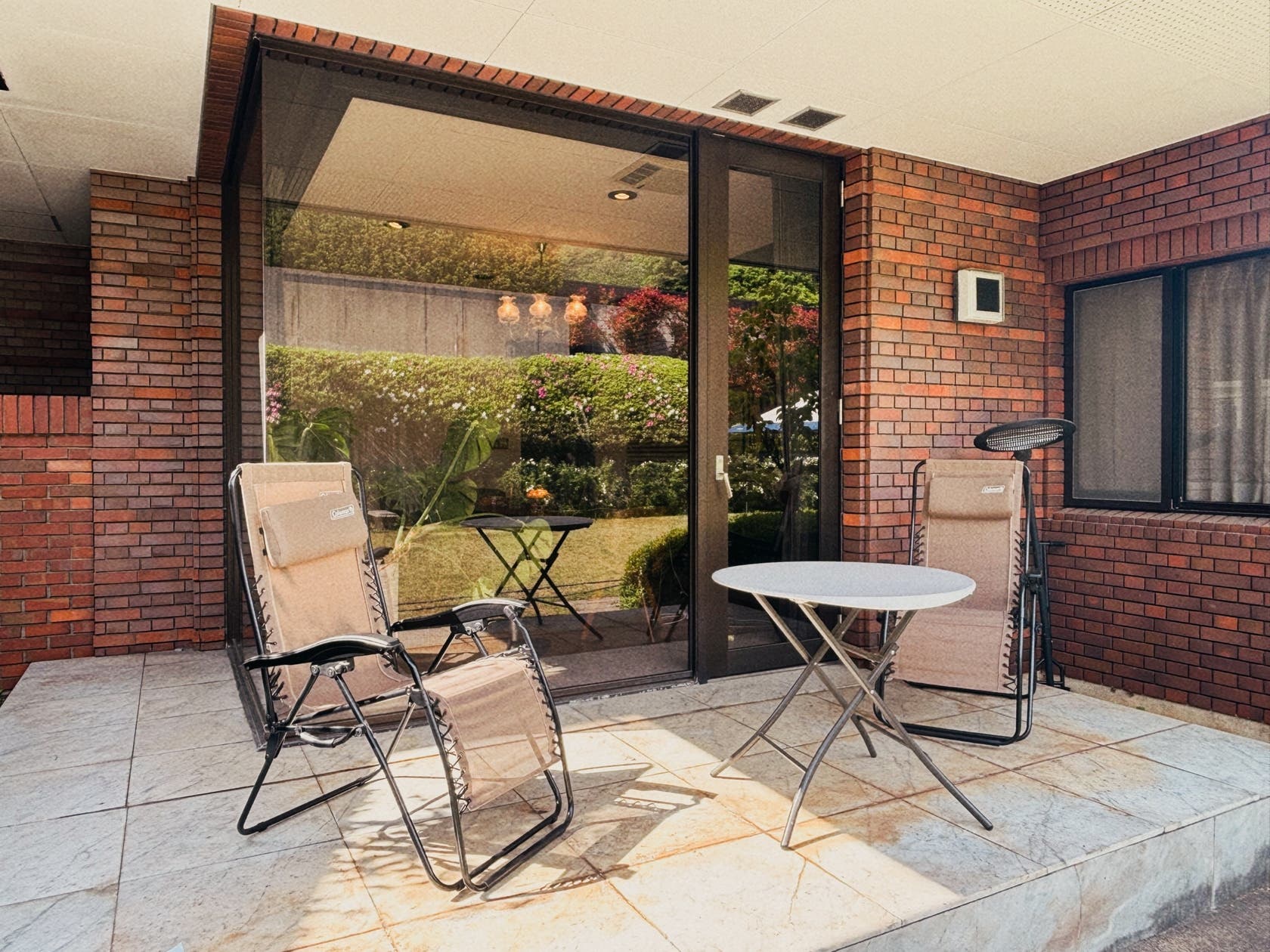 光と緑に包まれる優雅なプライベート空間・庭園を望むラグジュアリー応接室の写真3