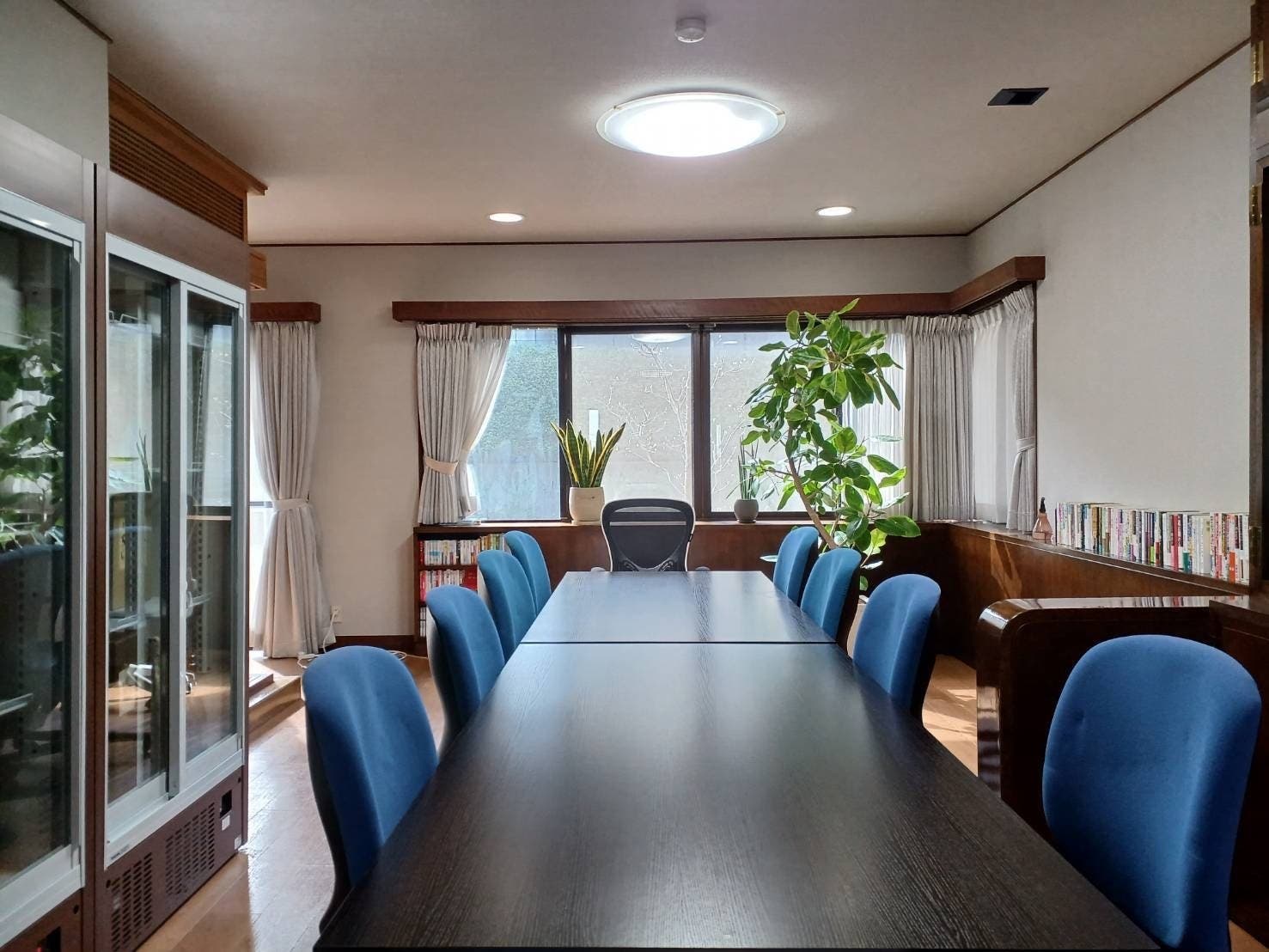 光と緑に包まれる「リビング➕小和室」空間の写真1