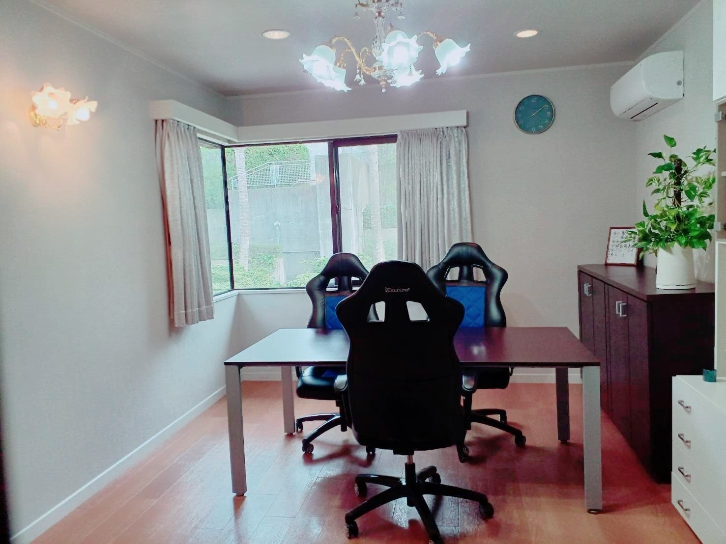 自然光あふれるシンプル空間/集中できるミーティングルームの写真1