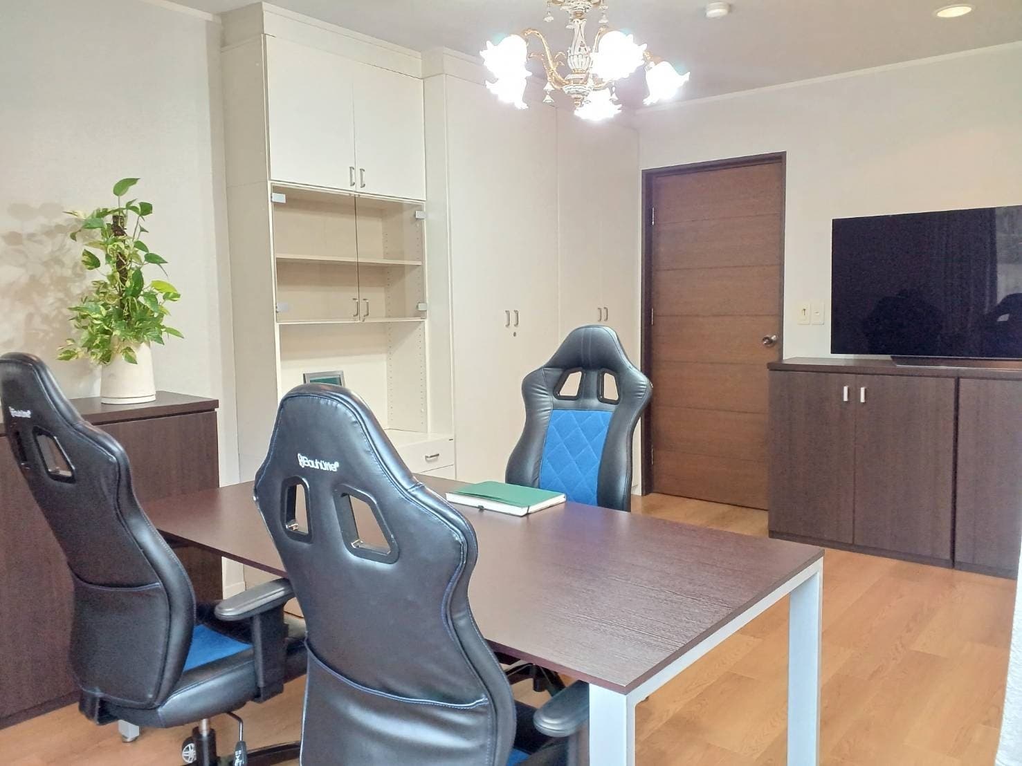 自然光あふれるシンプル空間/集中できるミーティングルームの写真2