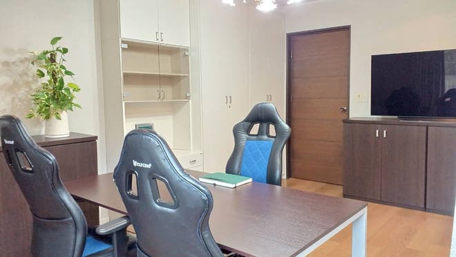 自然光あふれるシンプル空間/集中できるミーティングルームの写真2