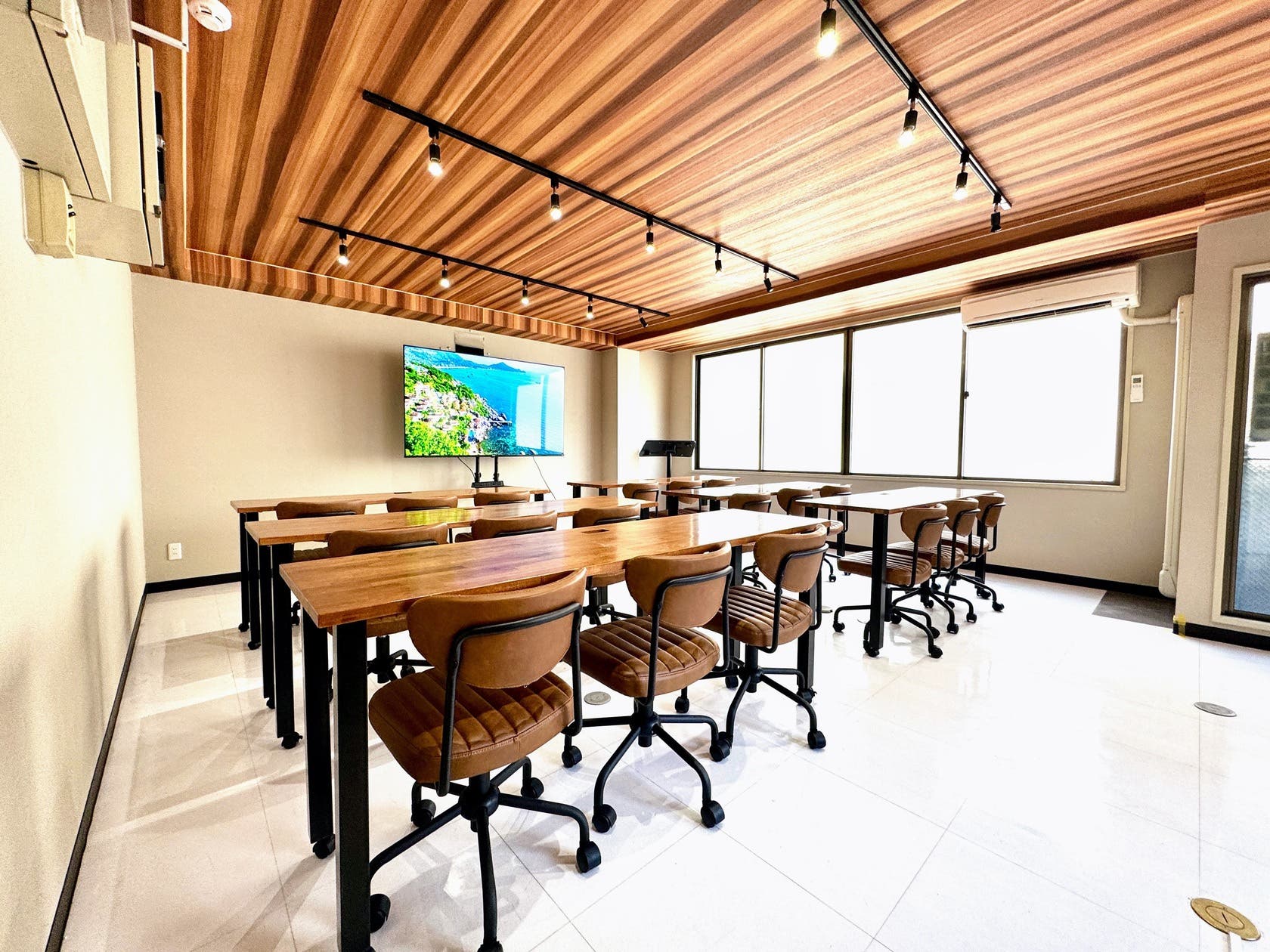 【レビュー割🌸】GOZAR会議室 新宿御苑3F｜新宿御苑前駅2分｜🎤セミナー・会議に最適🎉の写真2