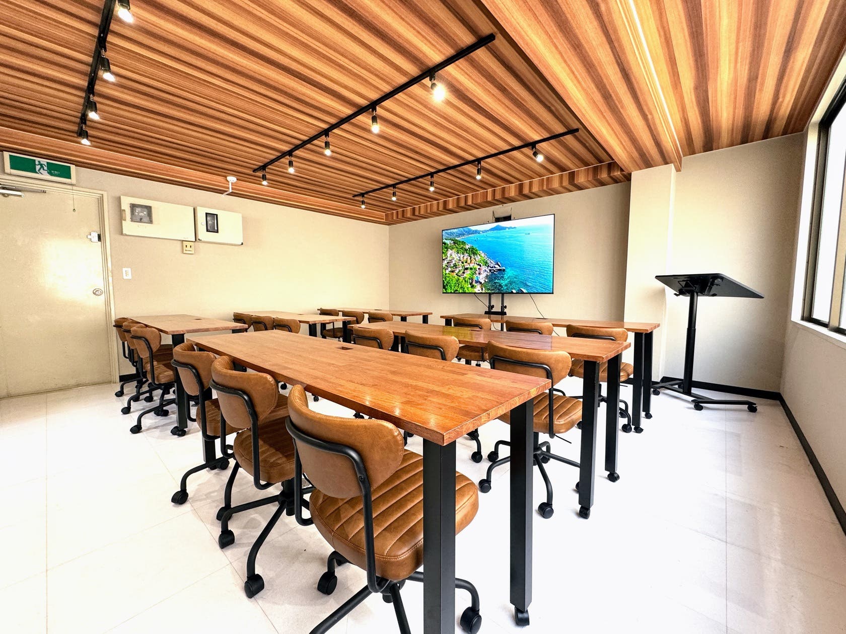 【レビュー割🌸】GOZAR会議室 新宿御苑3F｜新宿御苑前駅2分｜🎤セミナー・会議に最適🎉の写真3