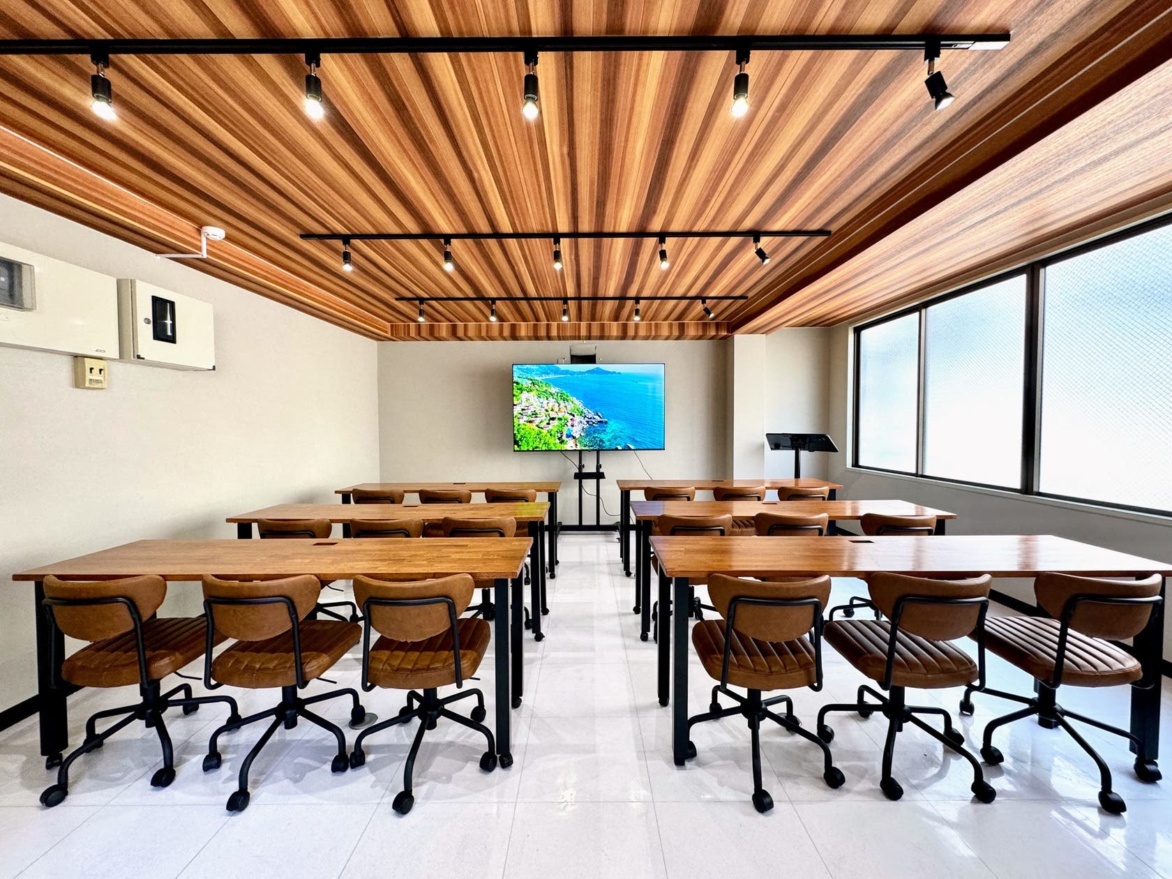 【レビュー割🌸】GOZAR会議室 新宿御苑3F｜新宿御苑前駅2分｜🎤セミナー・会議に最適🎉の写真1