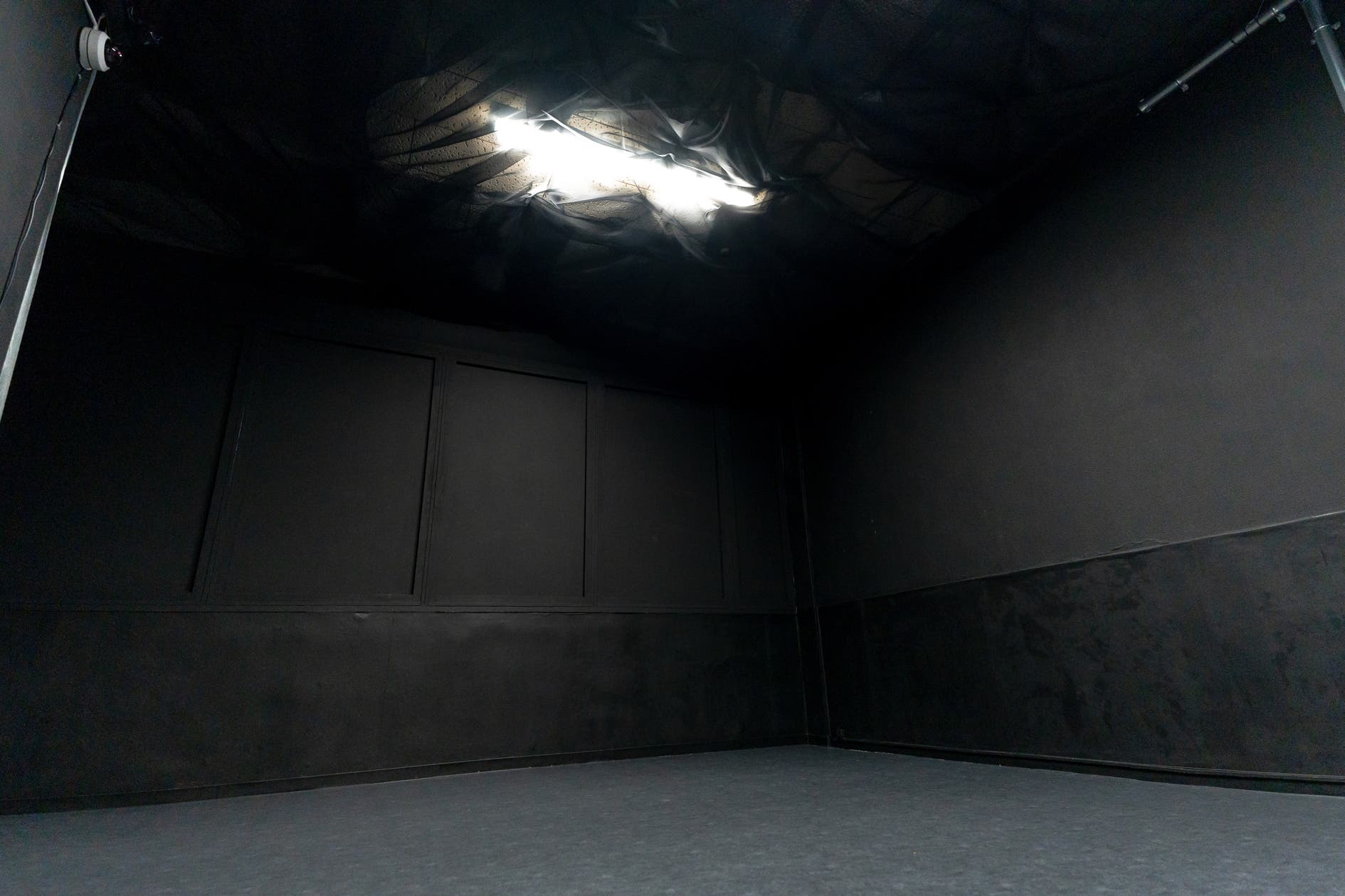 天井、壁、床が全て黒の《black room》の写真11
