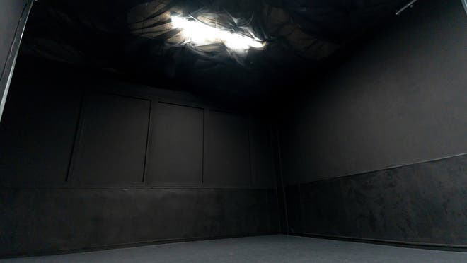 天井、壁、床が全て黒の《black room》の写真11