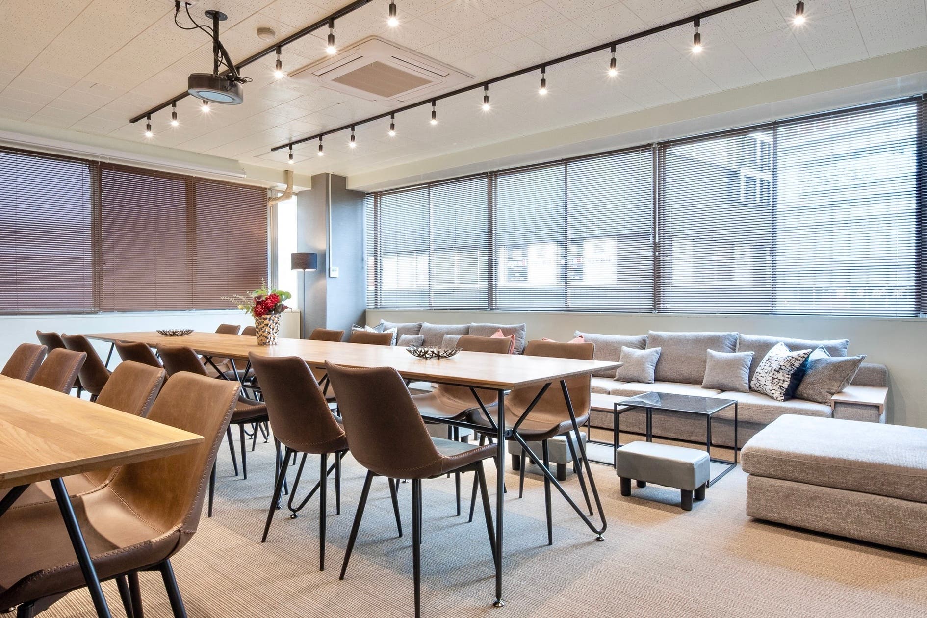 代々木駅1分🚃最大40名着席🎉大型スクリーン🎬映画・大人気ゲーム機🎮おしゃれなケータリング♪の写真5