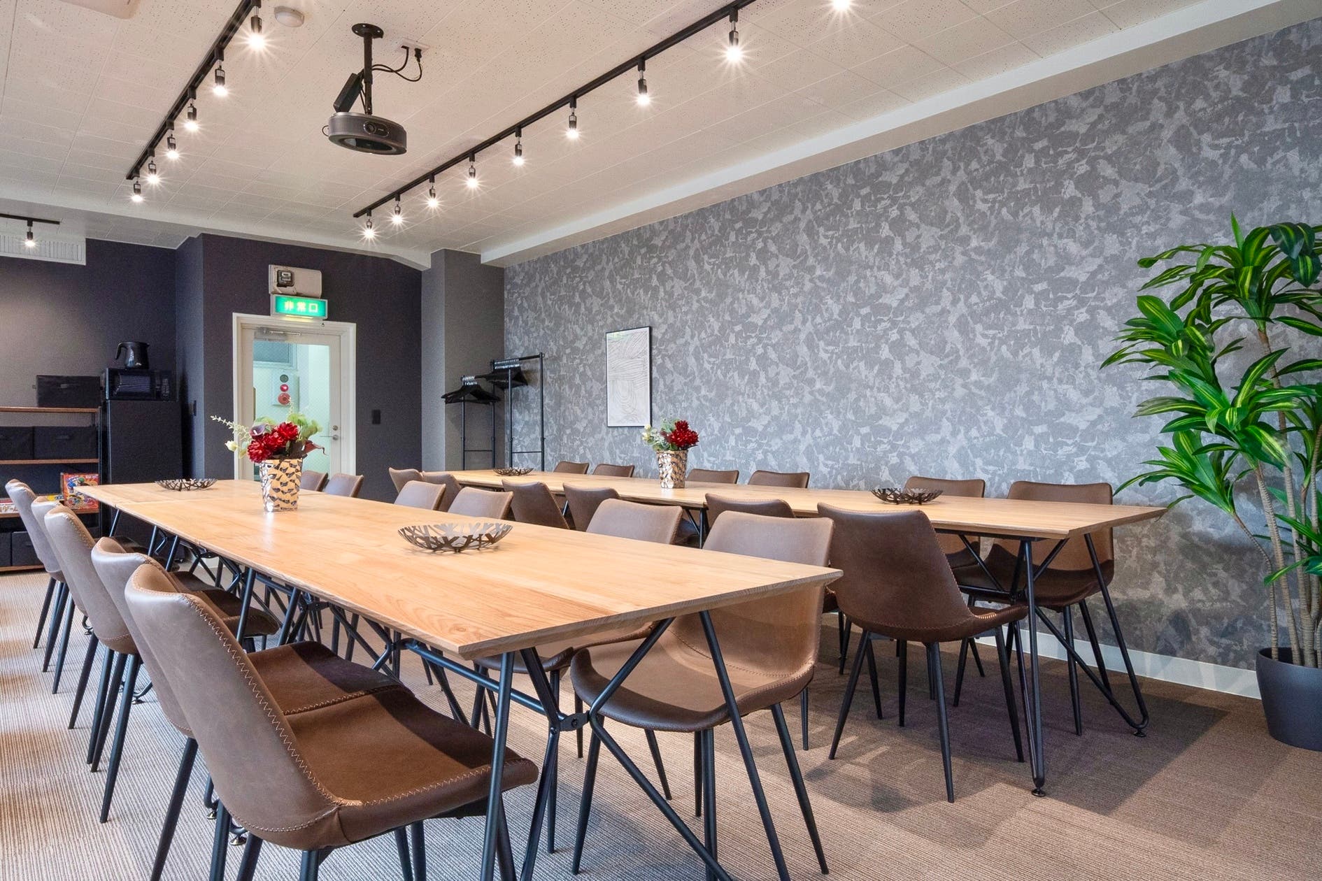 代々木駅1分🚃最大40名着席🎉大型スクリーン🎬映画・大人気ゲーム機🎮おしゃれなケータリング♪の写真6