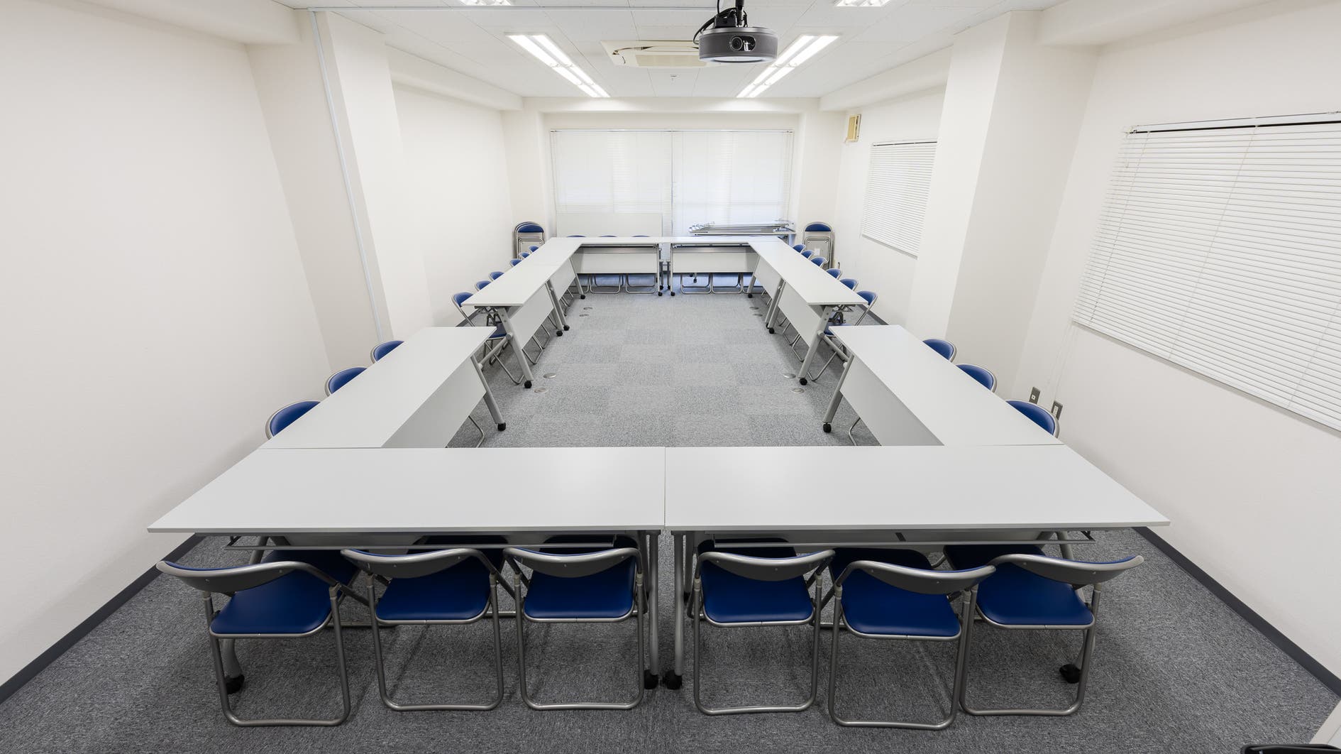 【西新宿駅3分】36席/プロジェクター/ホワイトボード/光回線WiFi/演台☆1日1回スタッフ完全清掃のセミナールームの写真4