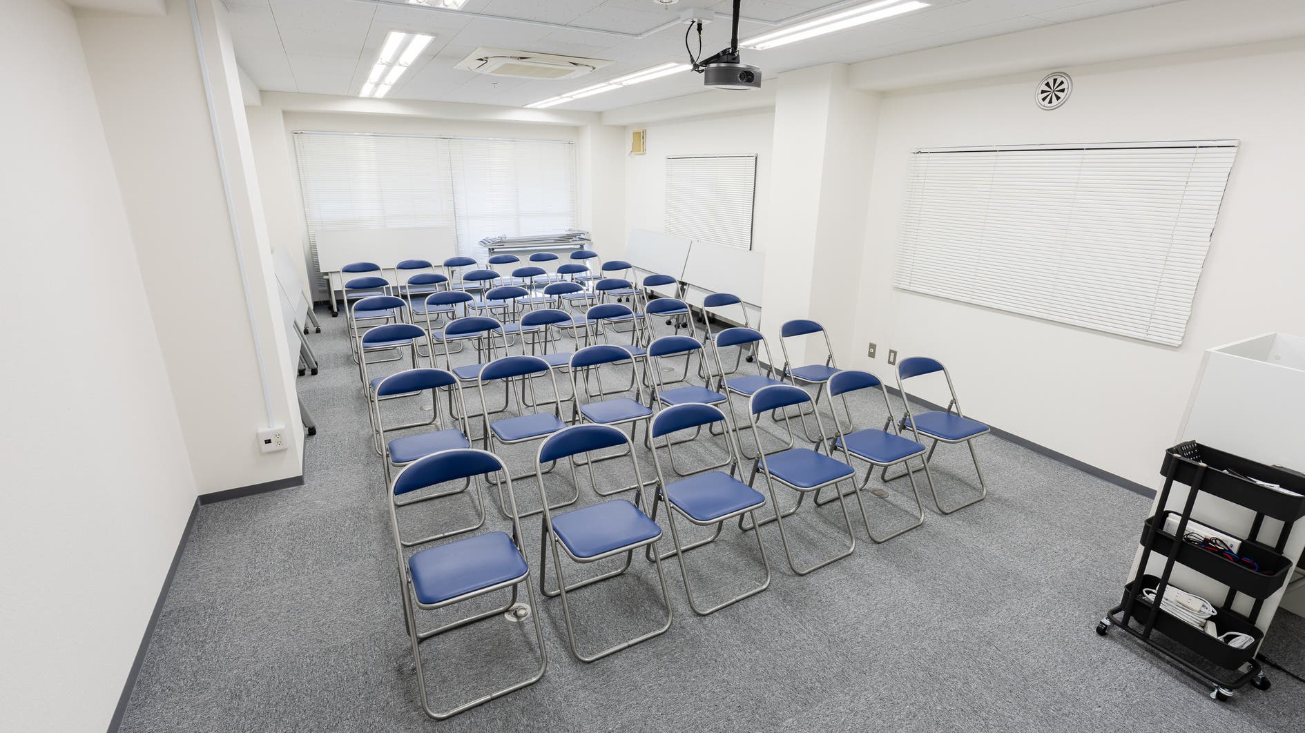 【西新宿駅3分】36席/プロジェクター/ホワイトボード/光回線WiFi/演台☆1日1回スタッフ完全清掃のセミナールームの写真5