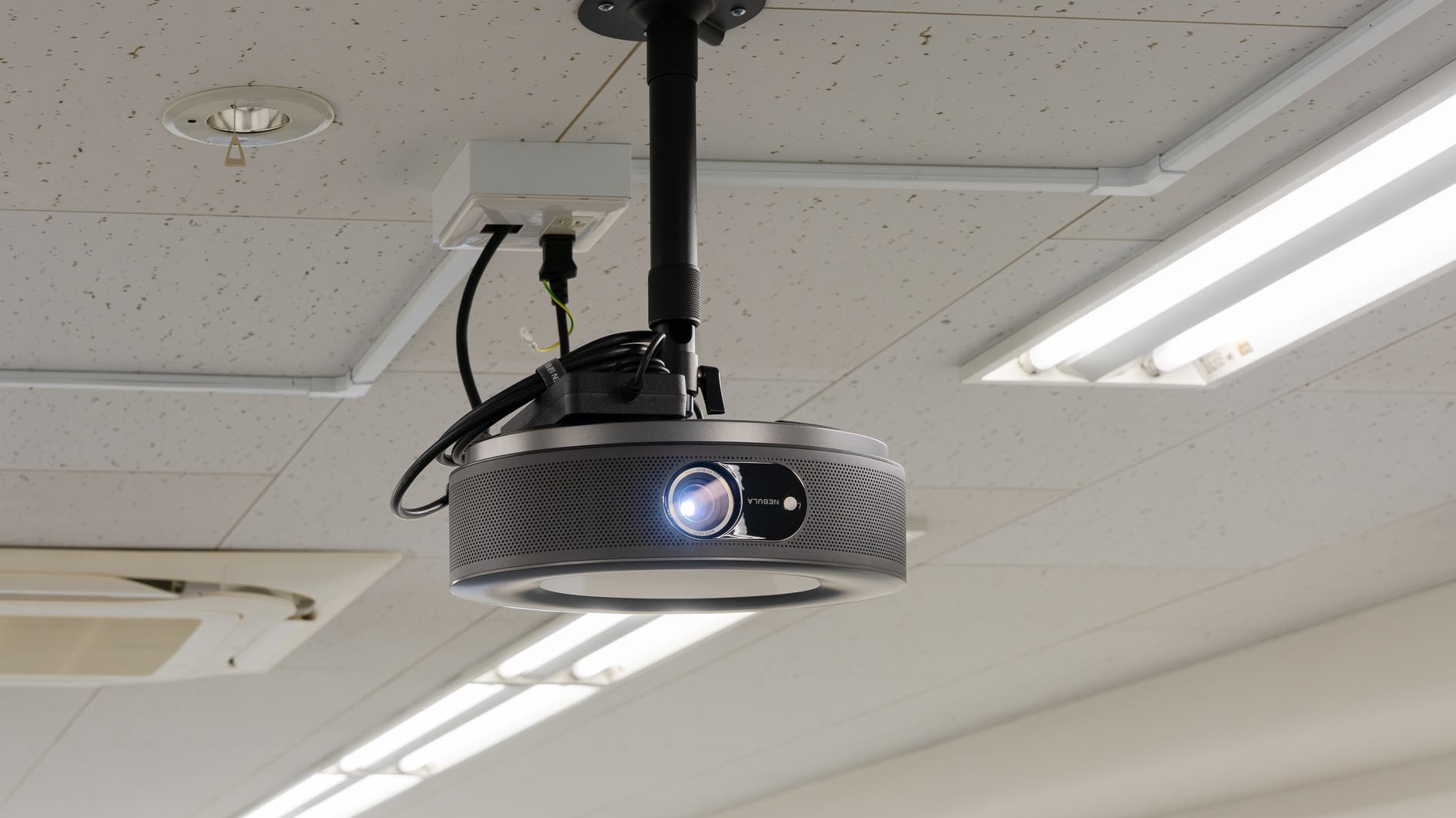 【西新宿駅3分】36席/プロジェクター/ホワイトボード/光回線WiFi/演台☆1日1回スタッフ完全清掃のセミナールームの写真7