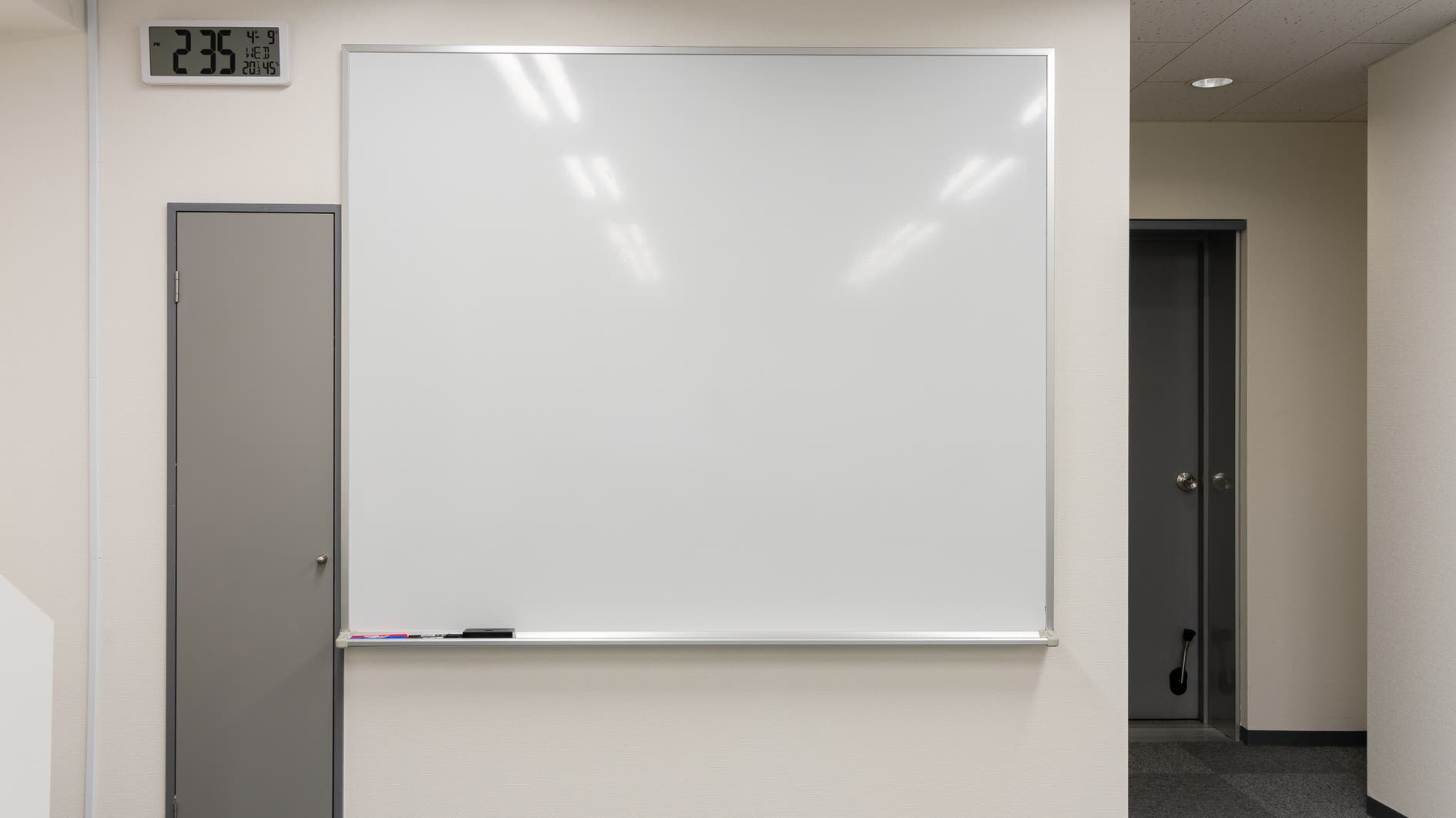 【西新宿駅3分】36席/プロジェクター/ホワイトボード/光回線WiFi/演台☆1日1回スタッフ完全清掃のセミナールームの写真8