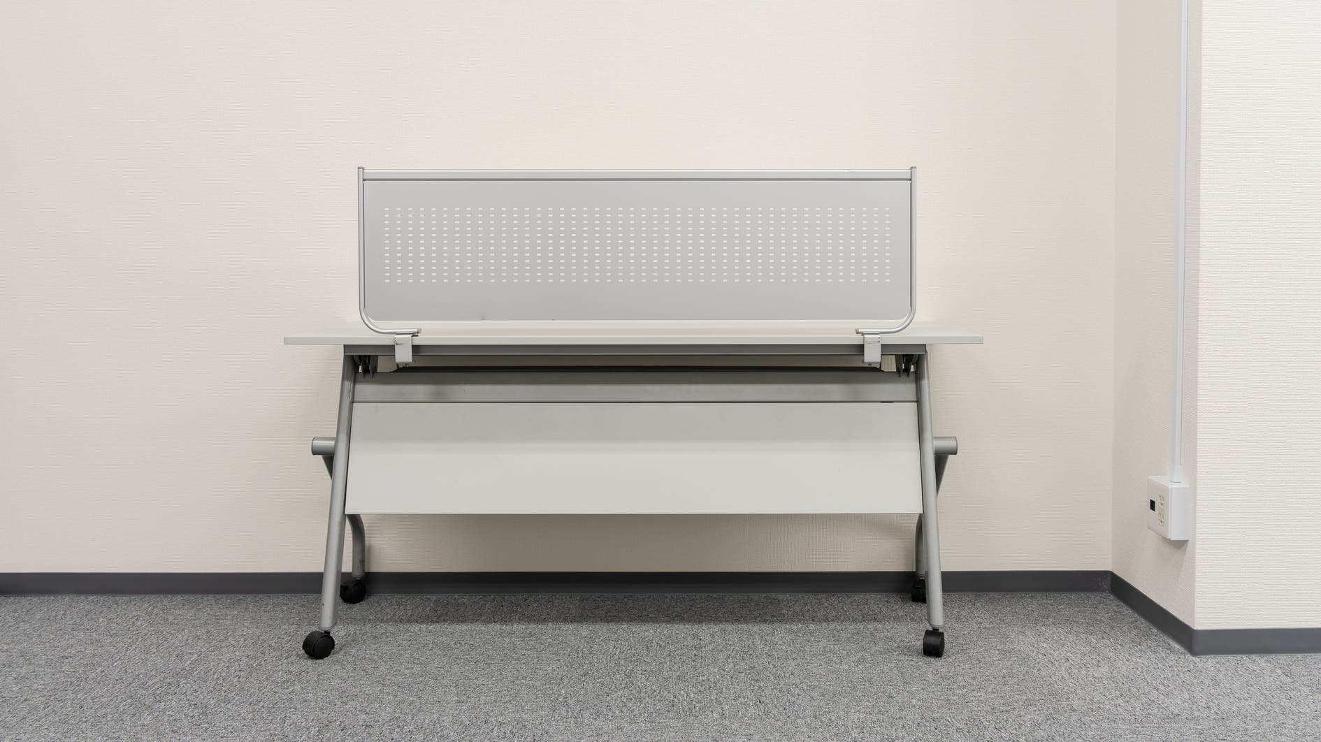 【西新宿駅3分】36席/プロジェクター/ホワイトボード/光回線WiFi/演台☆1日1回スタッフ完全清掃のセミナールームの写真9