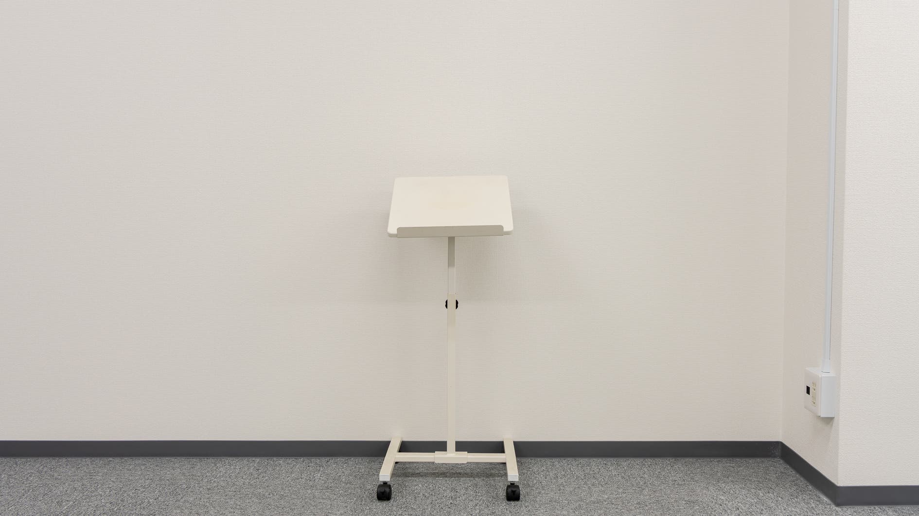 【西新宿駅3分】36席/プロジェクター/ホワイトボード/光回線WiFi/演台☆1日1回スタッフ完全清掃のセミナールームの写真10