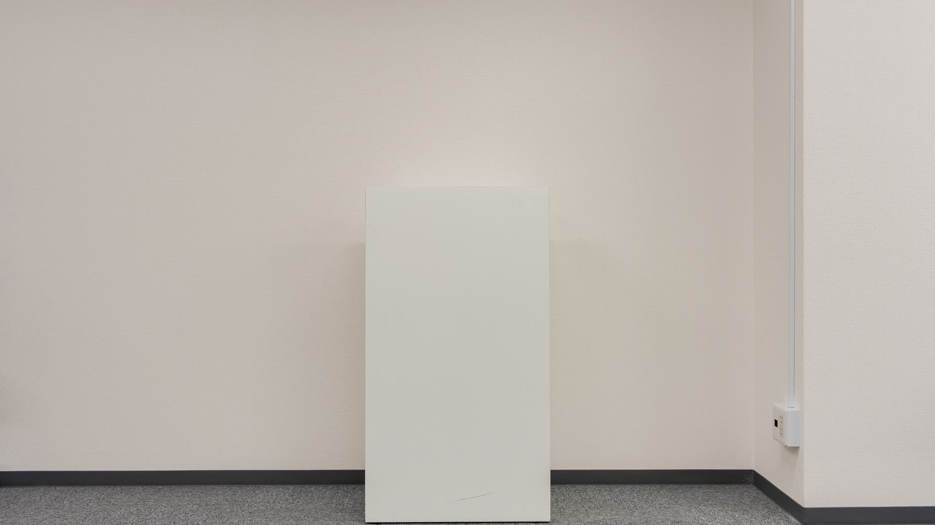 【西新宿駅3分】36席/プロジェクター/ホワイトボード/光回線WiFi/演台☆1日1回スタッフ完全清掃のセミナールームの写真11