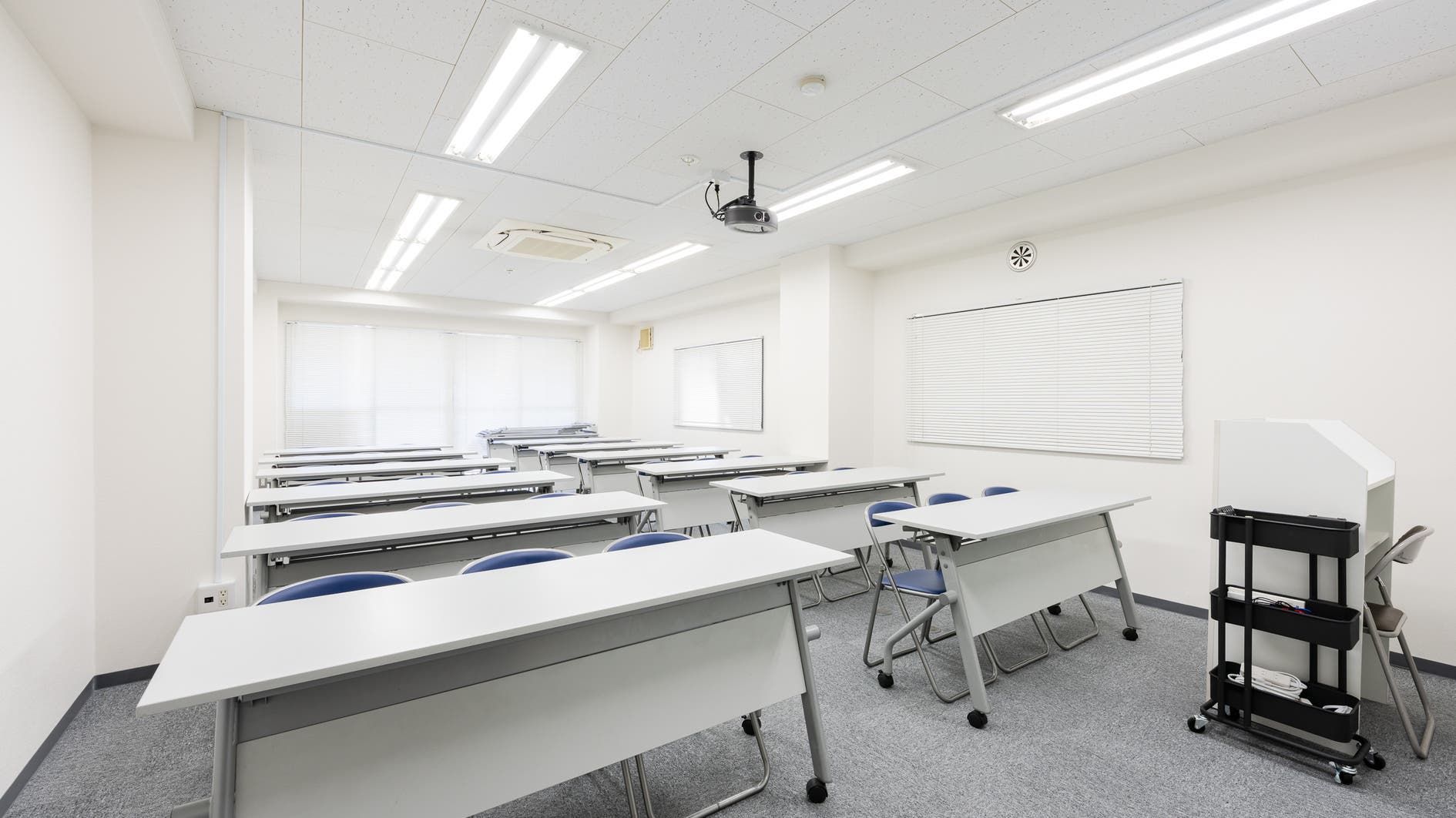 【西新宿駅3分】36席/プロジェクター/ホワイトボード/光回線WiFi/演台☆1日1回スタッフ完全清掃のセミナールームの写真19