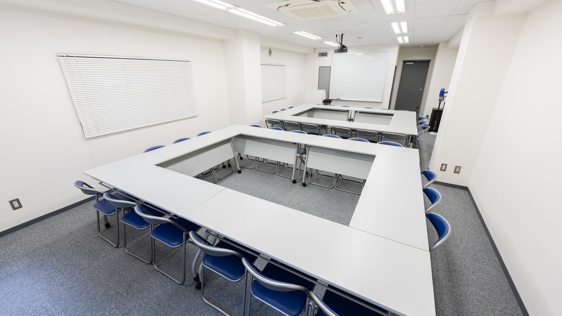 【西新宿駅3分】36席/プロジェクター/ホワイトボード/光回線WiFi/演台☆1日1回スタッフ完全清掃のセミナールームの写真20