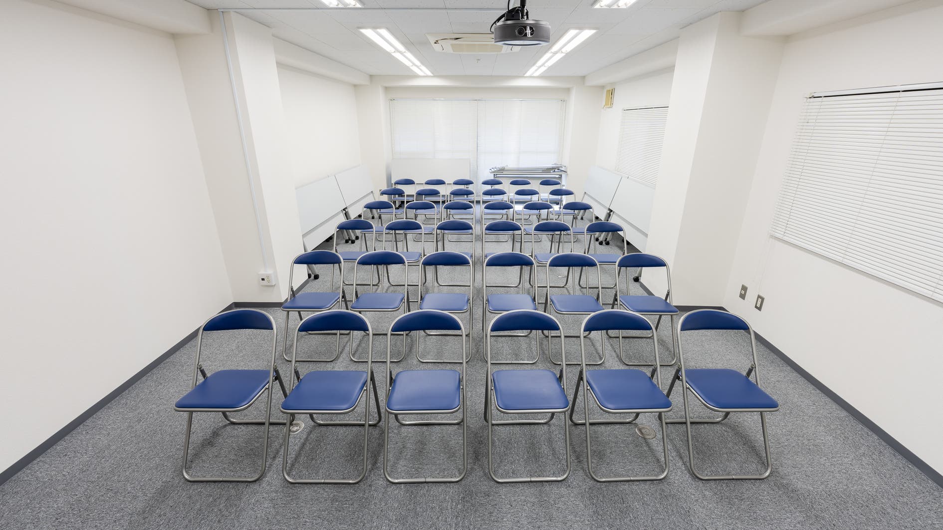 【西新宿駅3分】36席/プロジェクター/ホワイトボード/光回線WiFi/演台☆1日1回スタッフ完全清掃のセミナールームの写真21