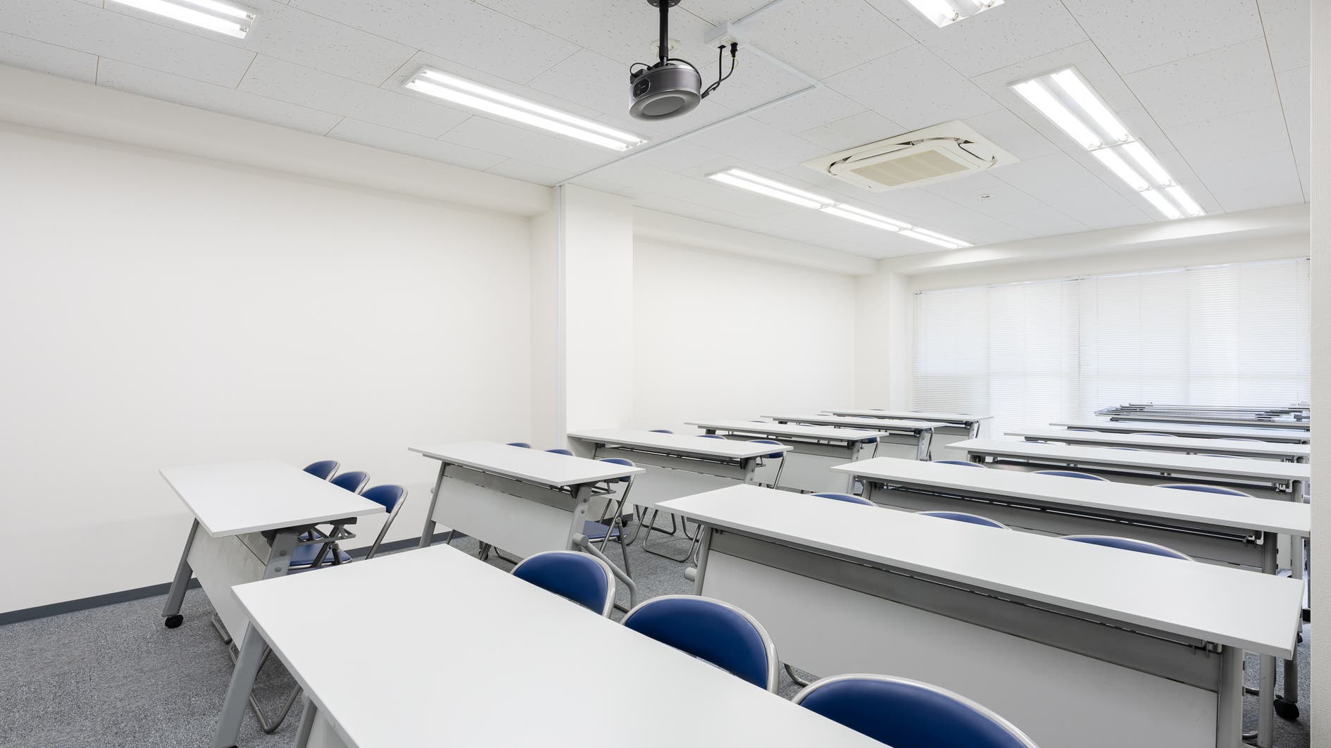 【西新宿駅3分】36席/プロジェクター/ホワイトボード/光回線WiFi/演台☆1日1回スタッフ完全清掃のセミナールームの写真22